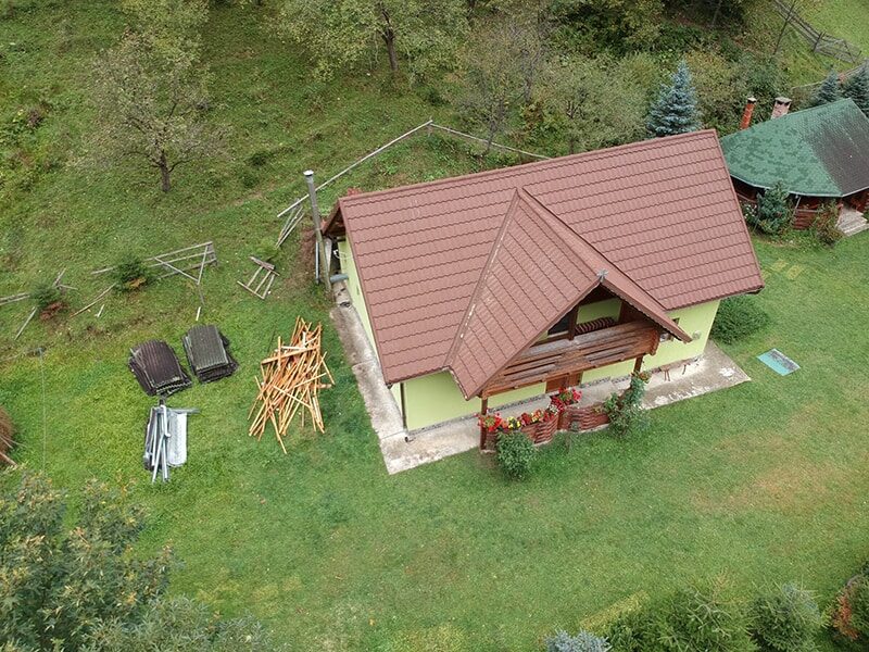 Constructie Acoperis Din Tigla Metalica Acoeprita Cu Roca Vulcanica In ...